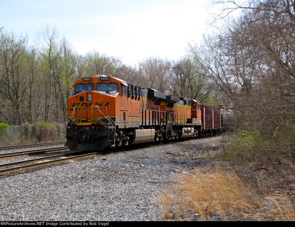 BNSF 6860 and 4125